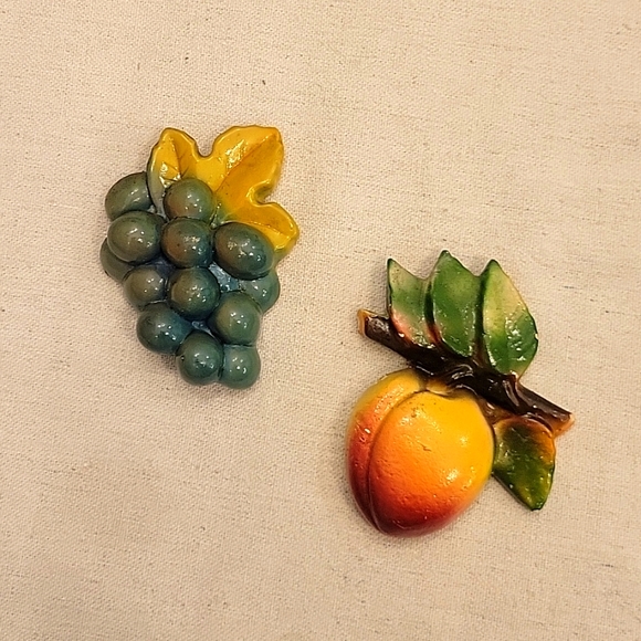 Art | Chalkware Fruit Kitchen Decor Wall Hangings Grapes And Peach 195s ...